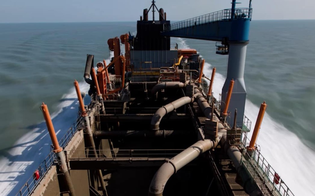 Van Oord's giant Vox Amalia arrives in Harwich - Dredging Today