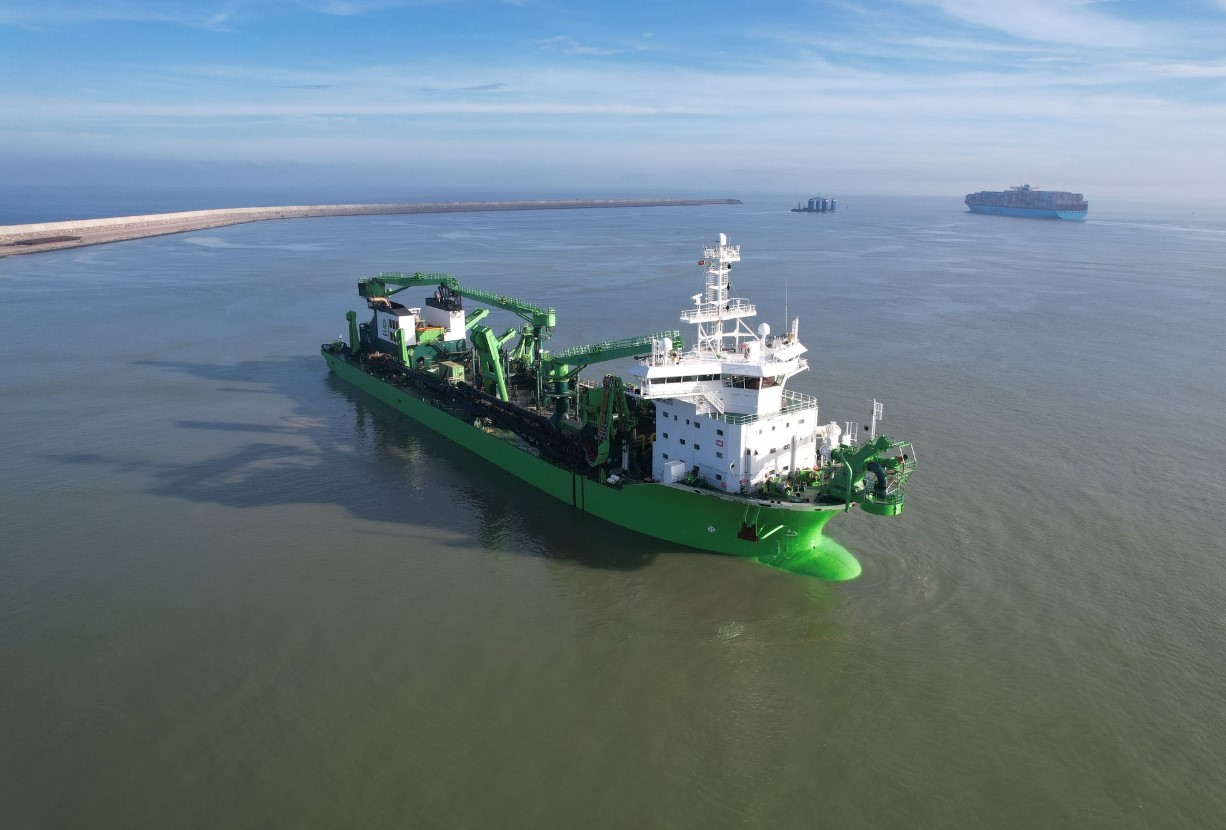 PHOTO: DEME's hopper ‘Bonny River’ working in Sri Lanka - Dredging Today