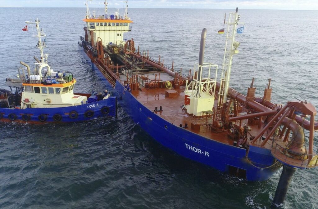Yed Prior - from container ship to hopper dredger - Dredging Today