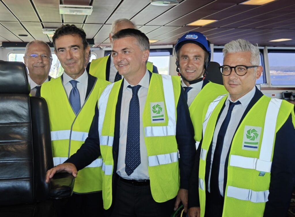 Italian officials on board hopper dredger ‘Nile River’ - Dredging Today