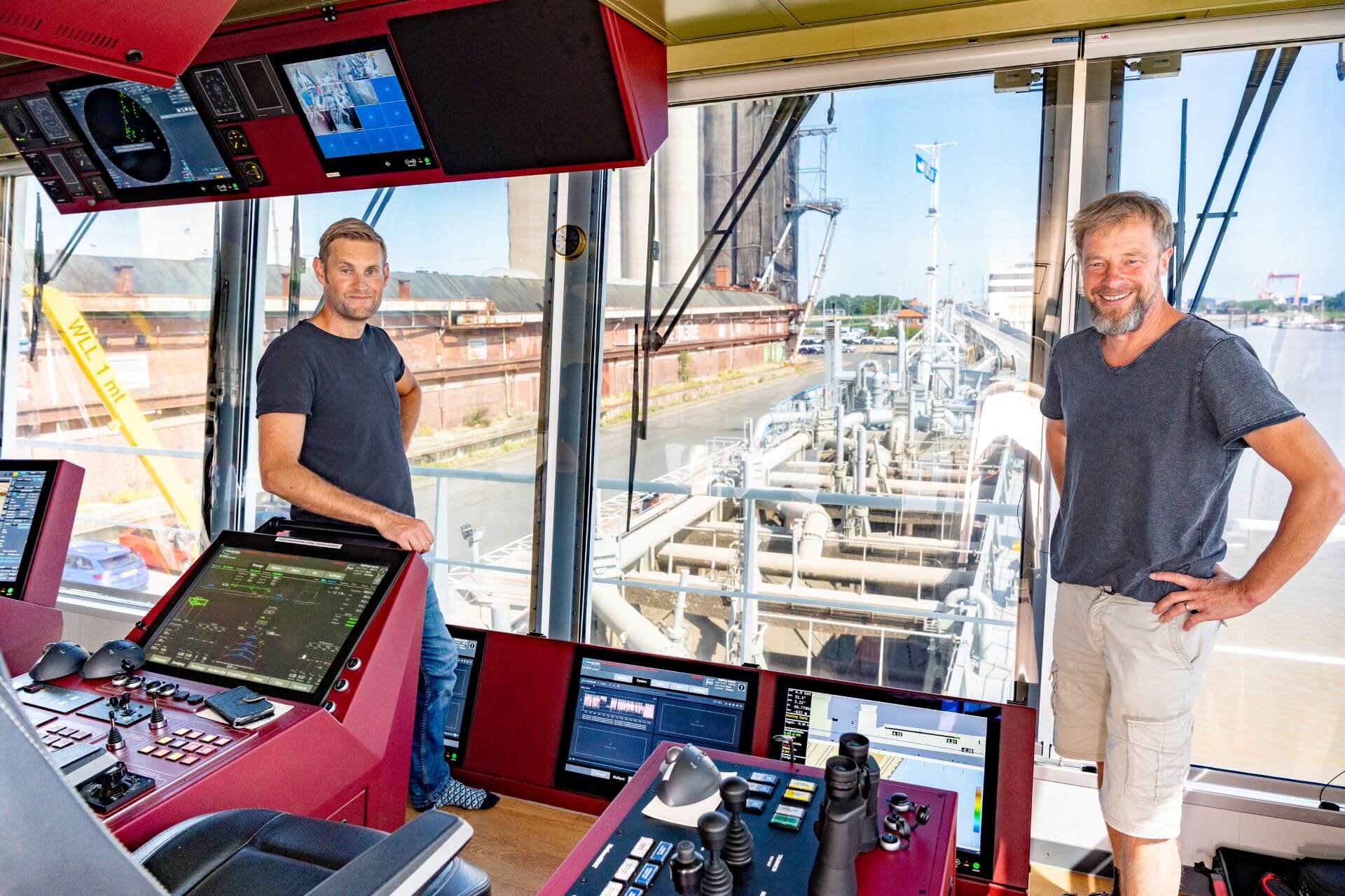 HEGEMANN V equipped with VisuDREDGE & Multiped: Data supports on board ...