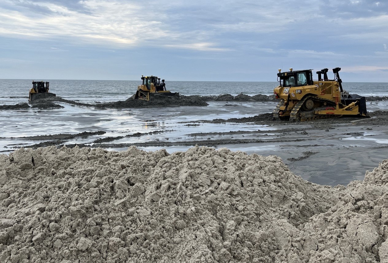 Dredge Illinois pumping sand in Ocean City, NJ - Dredging Today