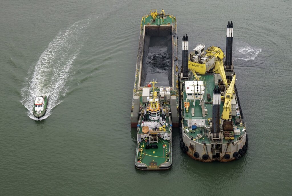 Boskalis’ giant Magnor wraps up work in Southampton - Dredging Today
