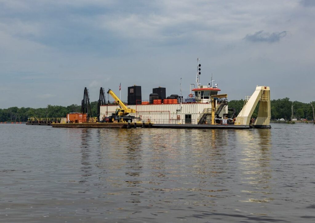 Dredge Goetz maintaining the Upper Mississippi River - Dredging Today