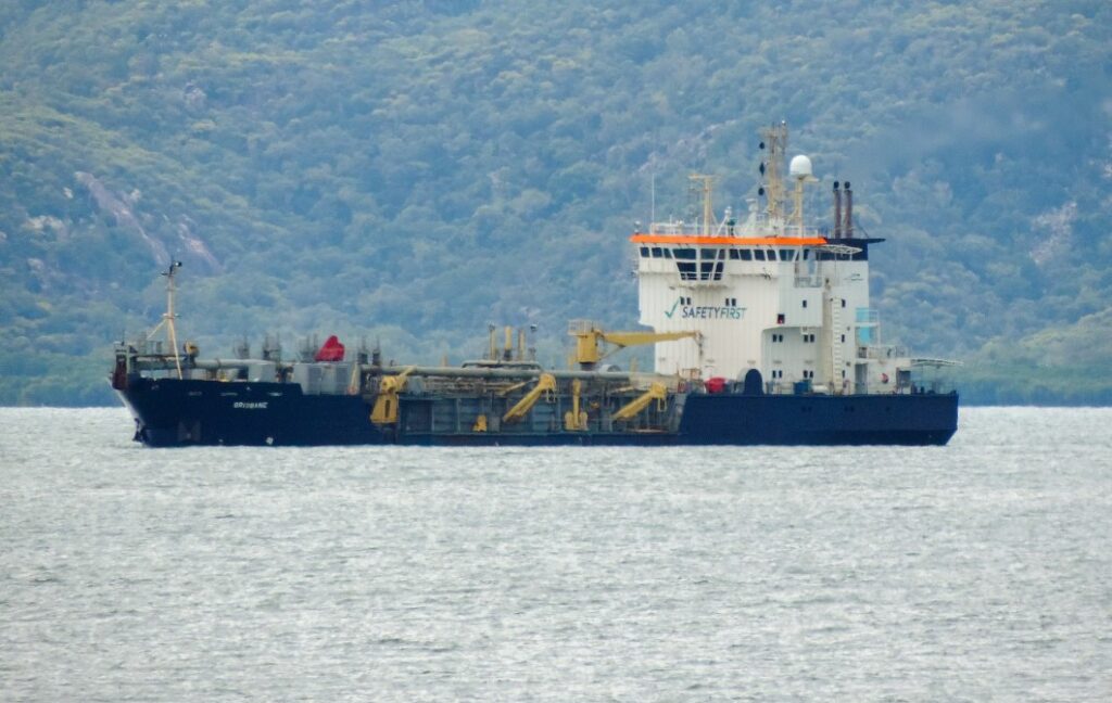 TSHD Brisbane busy in Cleveland Bay - Dredging Today